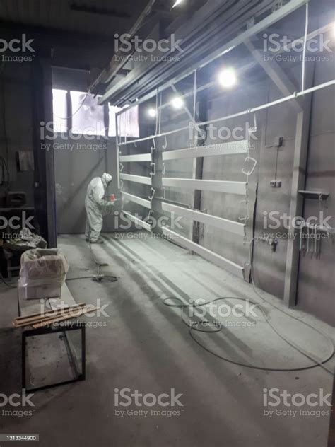 흰색 일회용 보호복을 입은 남성 화가가 페인트 공장에서 스프레이 건으로 금속 구조물을 그립니다 페이스 파우더에 대한 스톡 사진 및 기타 이미지 Istock