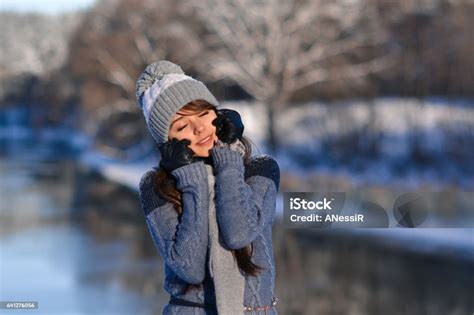 닫힌된 눈 밝은 웃는 아름 다운 귀여운 소녀 즐기는 겨울 눈 덮인 숲 배경에 겨울 자연의 그림 Balabon 스웨터 스카프 따뜻한 모자에 아름 다운 여자의 초상화 강에 대한