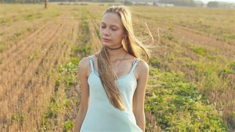 Portrait Dune Fille De 16 Ans Se Tenant Dans Le Domaine Au Crépuscule