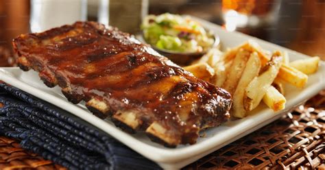 콜 슬로와 감자 튀김을 곁들인 바베큐 갈비 식사 선택적 초점으로 촬영 사진 Unsplash의 음식 이미지