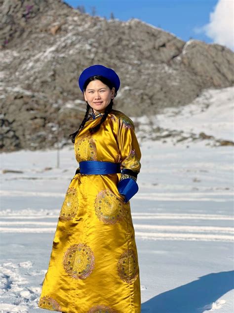 Жүжигчин Эмэгтэй хүн болж төрөөд эхнэр хүн болж эрхлээд эх хүн болж жаргасан их хувь заяандаа