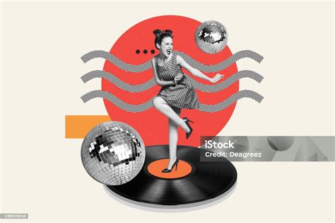젊은 즐겁고 펑키 한 여자 레이디 댄서의 수평 팝 사진 콜라주는 흰색 배경에 디스코 볼 클럽 파티와 함께 큰 비닐 레코드에 재미있는 스탠드를 가지고 있습니다 복고풍에 대한