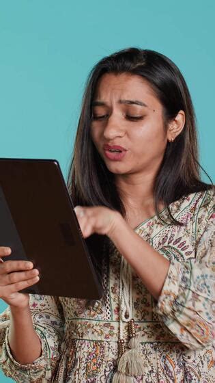 vertical woman trying to do purchases frustrated with error received