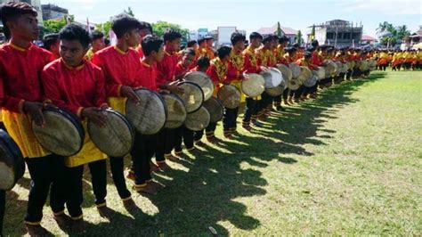 Pemuda Aceh Semarakkan Hut Ke Ri Dengan Menari Rapai Geleng Kumparan Com