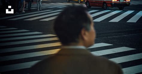 야간에 건물 옆 도로 근처에 서 있는 남자 사진 Unsplash의 무료 시부야渋谷 이미지