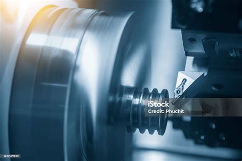 Cnc 선반 기계 홈 조명 효과와 금속 풀리 부품을 절단 Cnc 장치에 대한 스톡 사진 및 기타 이미지 Cnc 장치 강철