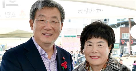 부인과 함께 모금함에 성금 넣는 곽용환 고령군수