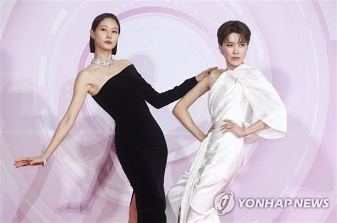 여신들의 모델 포즈 연합뉴스