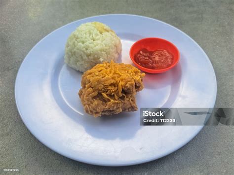 밥과 매운 소스를 곁들인 프라이드 치킨 나시 아얌 고엥 음식 메뉴 0명에 대한 스톡 사진 및 기타 이미지 0명 가금류 갈색 Istock