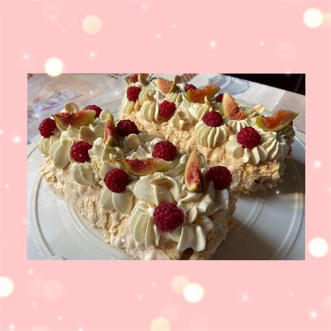 Bake Away Delivery Меренговый рулет 💗 Это любовь с первой ложки 👌🏼🕊 Хрустящая снаружи и мягкая