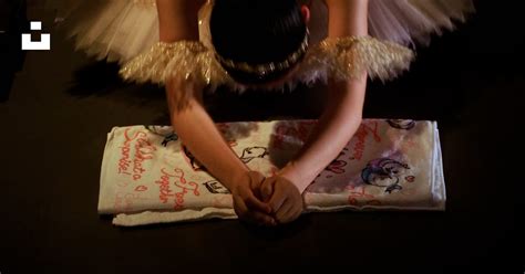 그녀의 손으로 그녀의 얼굴을 덮고있는 흰색 꽃 레이스 드레스에 여자 사진 Unsplash의 무료 갈색 이미지