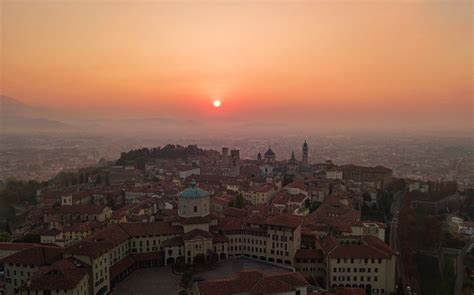 베 르 가모입니다 이탈리아에서 가장 아름 다운 도시 중 하나입니다 가 시즌 동안 아침 풍경 세인트 바 힐에서 오래 된 마에서의 공중 무인 비행기 건축에 대한 스톡 사진 및