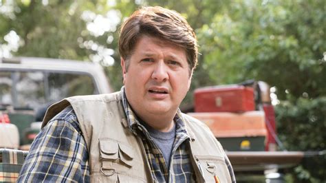 El Actor Lance Barber Es George Cooper Padre De Sheldon Y Entrenador