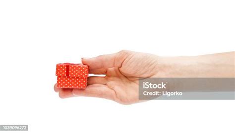 작은 빨간 선물 상자를 주는 여자의 손 백색에 절연 되어 있습니다 개념에 대한 스톡 사진 및 기타 이미지 개념 공휴일 기념일 Istock