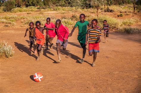 동아프리카 킬리만자로 산 근처 마을에서 축구를 하는 아프리카 어린이들 아프리카에 대한 스톡 사진 및 기타 이미지 아프리카