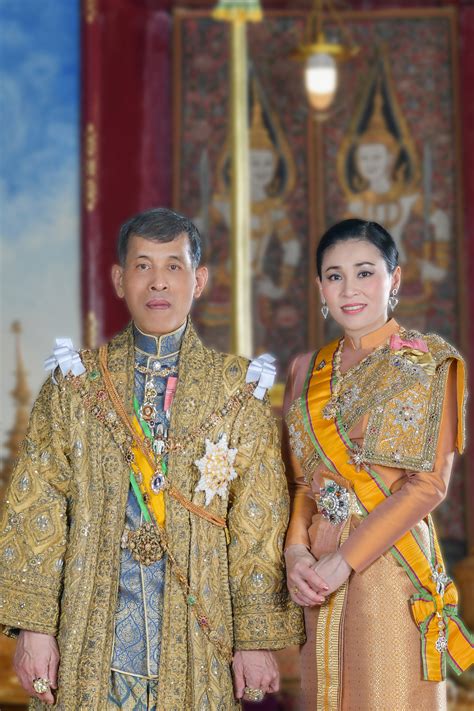 สง่างามสมพระเกียรติ ในหลวง ร 10 พระราชทานพระฉายาลักษณ์คู่พระราชินี