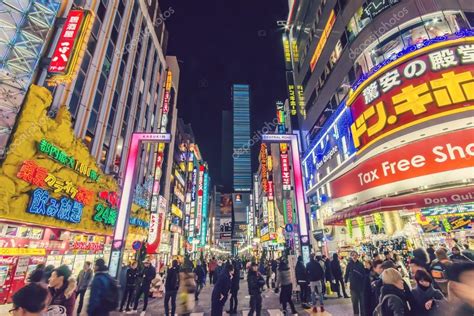 도쿄 일본에서 일본 도쿄 1 월 25 일 2016 신주쿠의 가부키 중앙도 — 스톡 에디토리얼 사진 © Kadsada23 112838028