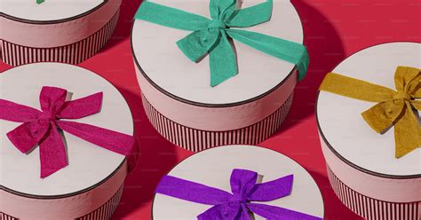 활이 달린 4 개의 둥근 케이크 그룹 사진 Unsplash의 선물 이미지