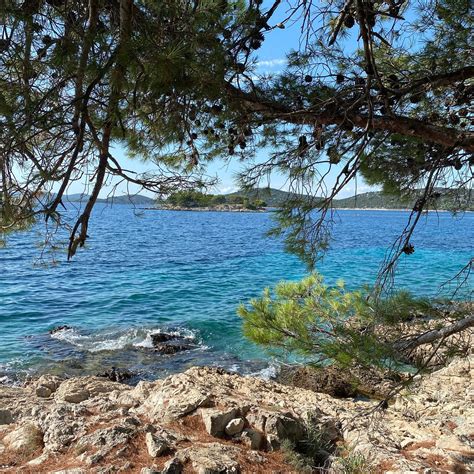 ЭмДэСтишочки Я принимаю день таким как есть И в нем себя во всем несовершенстве Не каждая