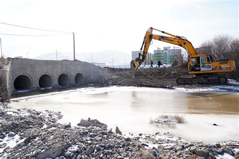 Зөвшөөрөлгүй барьсан гүүрийг буулгаж орц гарцыг чөлөөлж байна