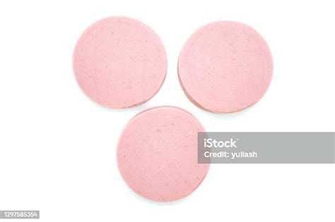 흰색 배경에 고립 된 슬라이스 소시지 신선한 컷 삶은 조각 세 조각 맨 위 보기입니다 3가지 개체에 대한 스톡 사진 및 기타