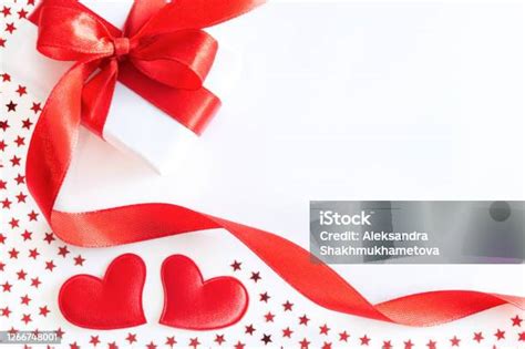 흰색 배경에 빨간색 리본 장식 하트와 별 색종이 선물 상자 0명에 대한 스톡 사진 및 기타 이미지 0명 3월 공란 Istock