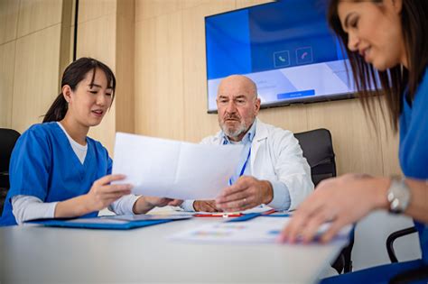 의료 전문가들은 현대적인 병원 환경에서 환자 치료 전략에 대해 협력합니다 3 명에 대한 스톡 사진 및 기타 이미지 3 명 간호사 개선 Istock