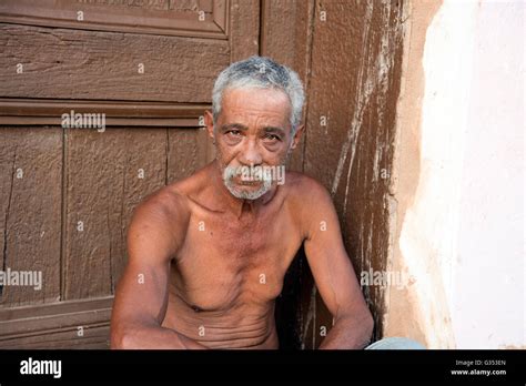 Retrato De Un Hombre Cubano Chested Desnuda Sentada En Los Escalones De