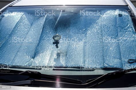 직접 햇빛에서 차 패널의 보호입니다 태양 반사 기 바람 막 바람막이 창에 대한 스톡 사진 및 기타 이미지 바람막이 창 알루미늄 Accessories Council