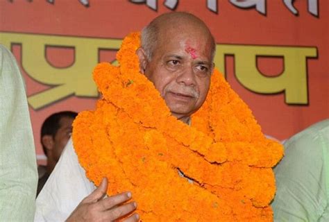Gorakhpur एडीसी ने शिव प्रताप को सौंपा राज्यपाल पद का नियुक्ति पत्र शिमला हुए रवाना कल लेंगे
