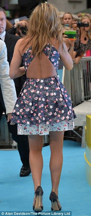 Celebrity Style Mag Jennifer Aniston Ditches Her Usual Sleek And Sophisticated Style In