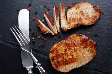 포크와 나이프 슬레이트 돌에 쇠고기 스테이크 구이 근접 촬영 0명에 대한 스톡 사진 및 기타 이미지 0명 고기 구이 Istock