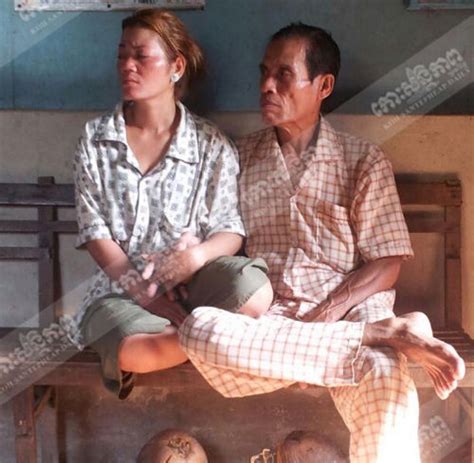 តាអាយុ ៦៦ឆ្នាំលួច បង្កាត់ភ្លើង ស្នេហ៍ ជា មួយ នាង អាយុ ៣២ យាយដឹង ឃាត់ ខ្លួន ប្រគល់ ឱ្យ ប៉ូលិស