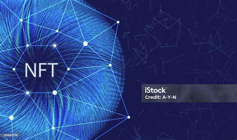 다각형 추상적 배경에 대한 Nft 비곰팡이 토큰 개념 플렉서스는 진한 파란색 배경과 흰색 비 곰팡이 토큰 기호에 다각형 모양으로