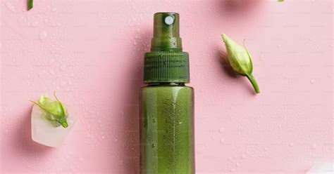 녹색 스프레이 병 얼음 조각 분홍색 배경에 봄 꽃 플랫 레이 평면도 천연 화장품 개념입니다 사진 Unsplash의