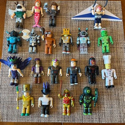 Roblox Toys Roblox Figurines Set Of 2 Toys Figures Euc Poseable