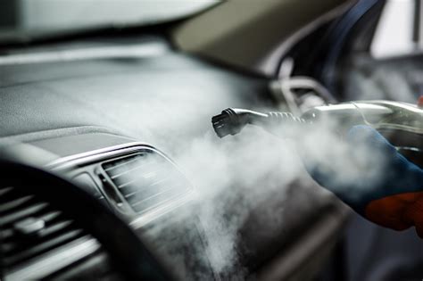오후에 자동차 디테일링 샵에서 먼지와 알레르겐을 제거하기 위해 자동차 내부를 스팀 청소합니다 차에 대한 스톡 사진 및 기타 이미지 Istock