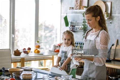 어머니는 부엌에서 그녀의 유아 딸과 함께 디저트를 준비하기 전에 장갑을 끼고 2 3 살에 대한 스톡 사진 및 기타 이미지 2 3 살 2명 30 39세 Istock