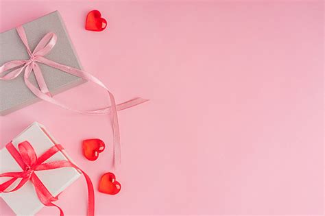 분홍색 배경에 리본으로 묶인 두 개의 선물 상자가 있는 플랫 레이 복사 공간과 축하를 위한 하트 모양의 장식 0명에 대한 스톡 사진 및 기타 이미지 Istock