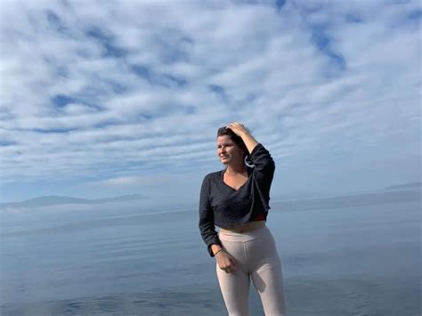 Thick Cameltoe In White Leggings Scrolller