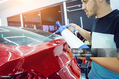 자동차 서비스 작업자는 보호 필름을 바르기 전에 자동차에 물을 뿌립니다 교통수단에 대한 스톡 사진 및 기타 이미지 교통수단 긁힌 기계공 Istock