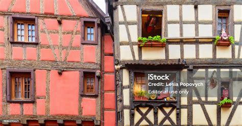 프랑스의 Riquewihr 유명한 포도 나무 길과 관광 낭만적 인 도로 프랑스의 아름다운 마을 벽 안의 오래된 마을의 전망 0명에 대한 스톡 사진 및 기타 이미지 Istock