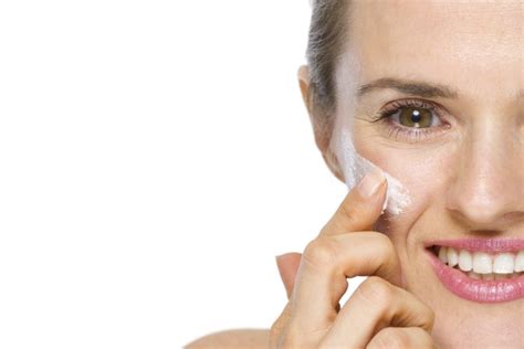 Do You Put On Sunblock Before The Makeup Primer Leaftv