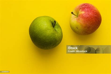 복사 공간이 있는 노란색 표면에 녹색 사과와 빨간 사과의 평평한 광선 0명에 대한 스톡 사진 및 기타 이미지 0명 건강한