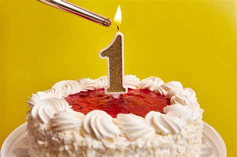 축제 케이크에 갇힌 숫자 1 형태의 촛불이 켜집니다 생일이나 획기적인 행사를 축하합니다 축하의 절정 1에 대한 스톡 사진 및 기타 이미지 Istock