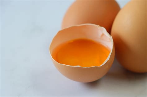 배치 치킨 계란의 클로즈업 이미지 대리석 효과 배경에 고립 된 노른자를 보여주는 깨진 스튜디오 샷 0명에 대한 스톡 사진 및 기타 이미지 Istock