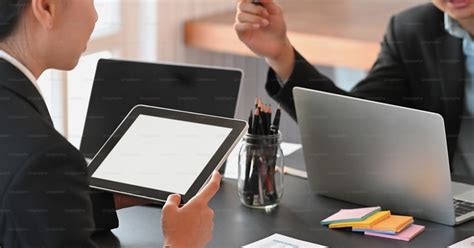 검은 양복을 입은 사업가가 현대적인 회의 테이블에 앉아 팀과 새로운 프로젝트에 대해 논의하는 사업 개발로 일하는 뒤에서 잘린 사진 사진 Unsplash의 태국 이미지