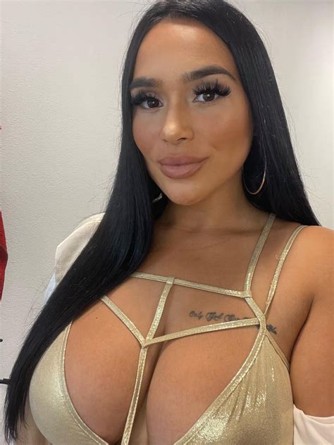 If you like cleavage, wait till you see the thighs : r/BrownHotties