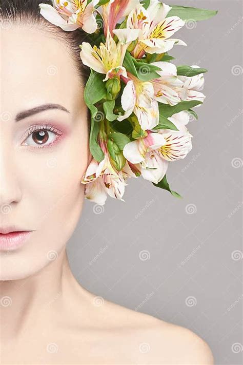 Красивое обнажённое привлекательное брюнет с цветками на его голове