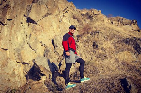 트레일 여름 야외에서 화산 바위 자연 풍경에 산 경로에 경주 커플 주자를 실행 울트라 실행 레이스 실행입니다 2명에 대한 스톡 사진 및 기타 이미지 Istock